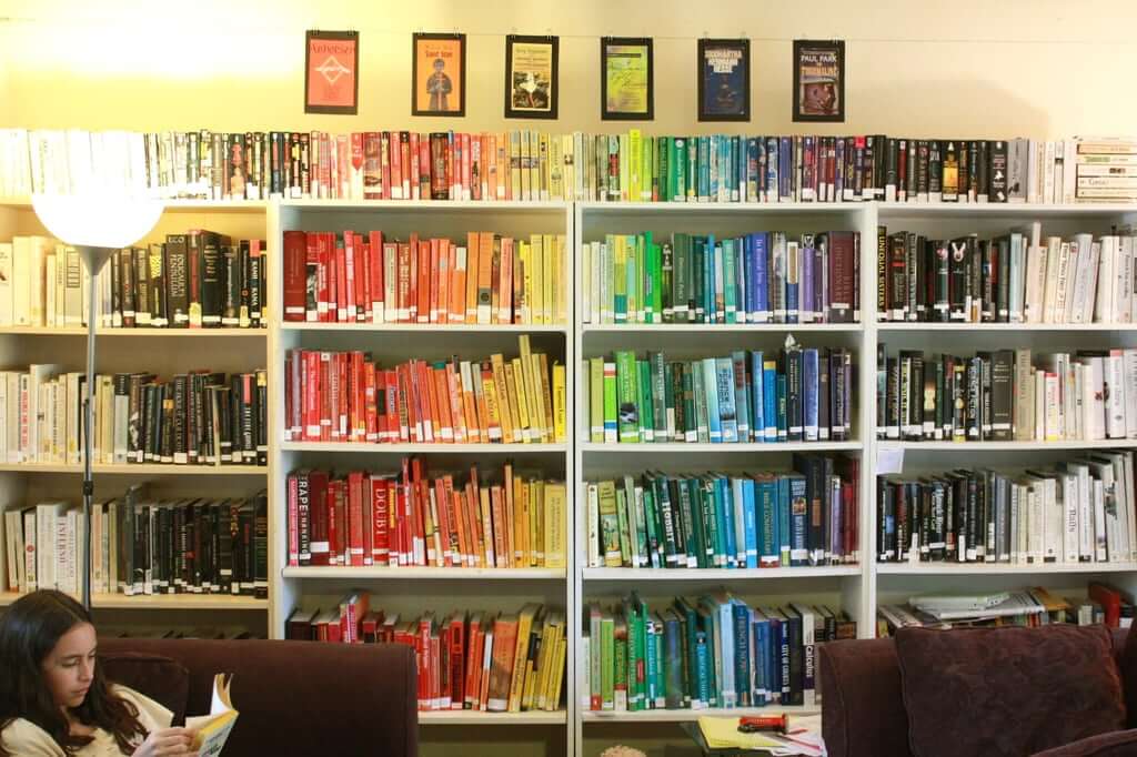 Arranging Books By Colour – StyleMag - Style Degree