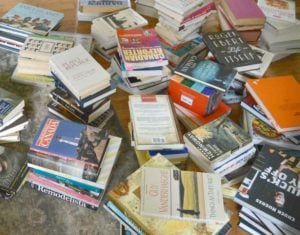 A 3-Step Guide To Organizing & Styling Your Bookshelves - Style Degree