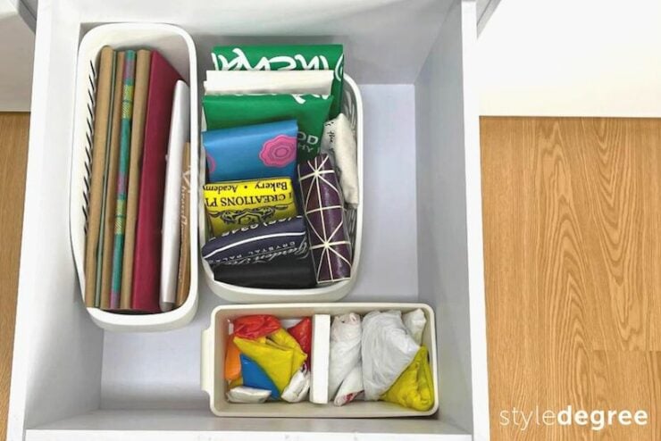 Space-Saving Methods To Organize Your Gift, Plastic & Reusable Tote ...