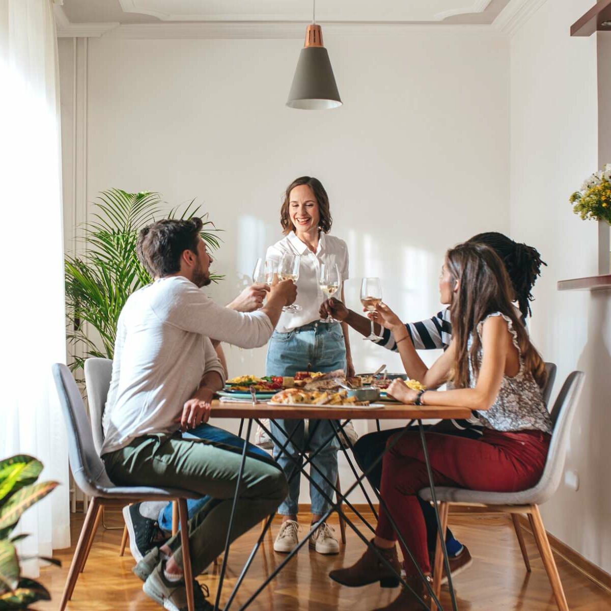Tips for hosting guests in a small home - StyleMag - Style Degree